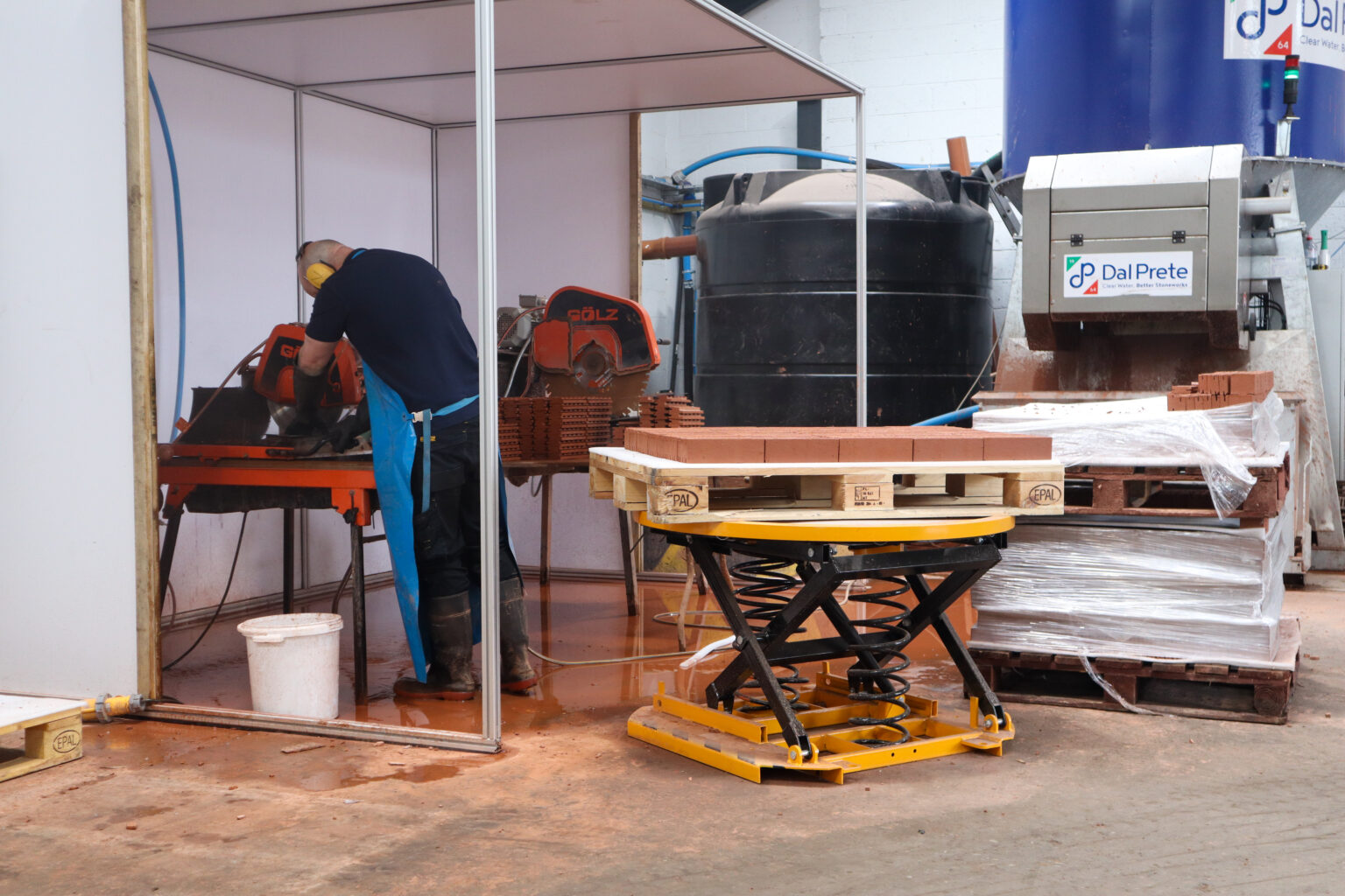 What Is a Pallet Leveller and How Does It Work? - Ferrari & Cigarini