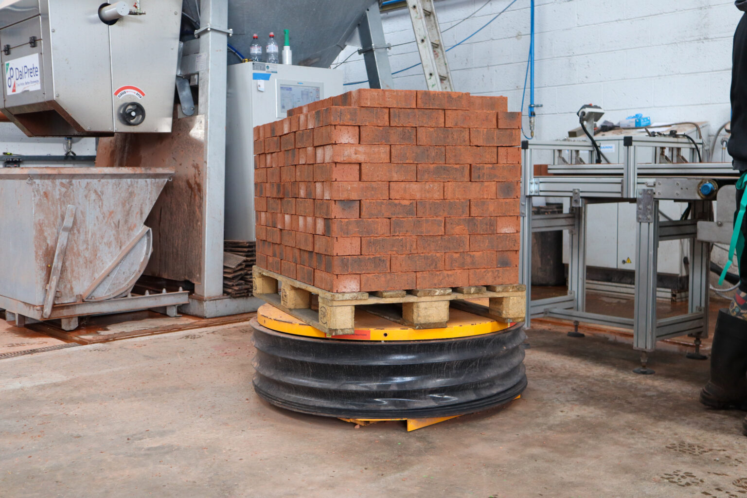 What Is a Pallet Leveller and How Does It Work? - Ferrari & Cigarini
